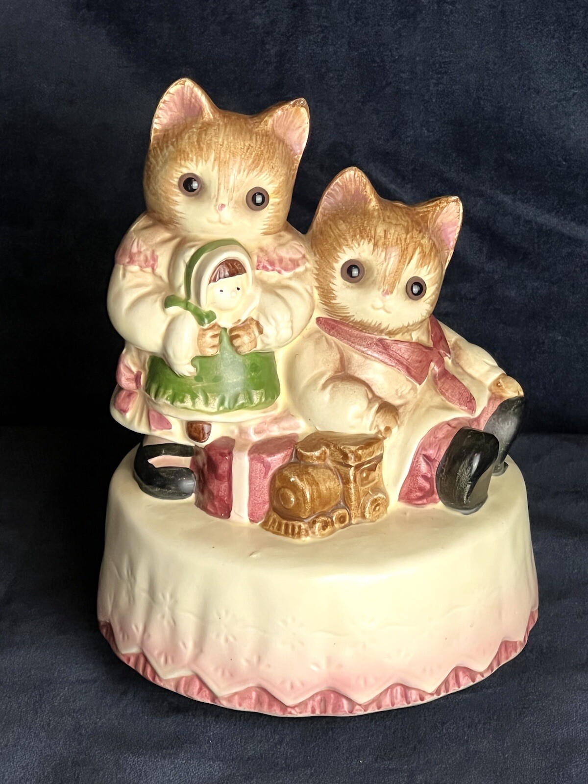Dressed Up Kitty Cats Rotating Painted CERAMIC MUSIC BOX "TOYLAND" Song ...