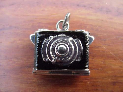 Vintage silver RETRO ENAMEL CAMERA PHOTO PHOTOGRAPHY LOCKET MOVABLE ...
