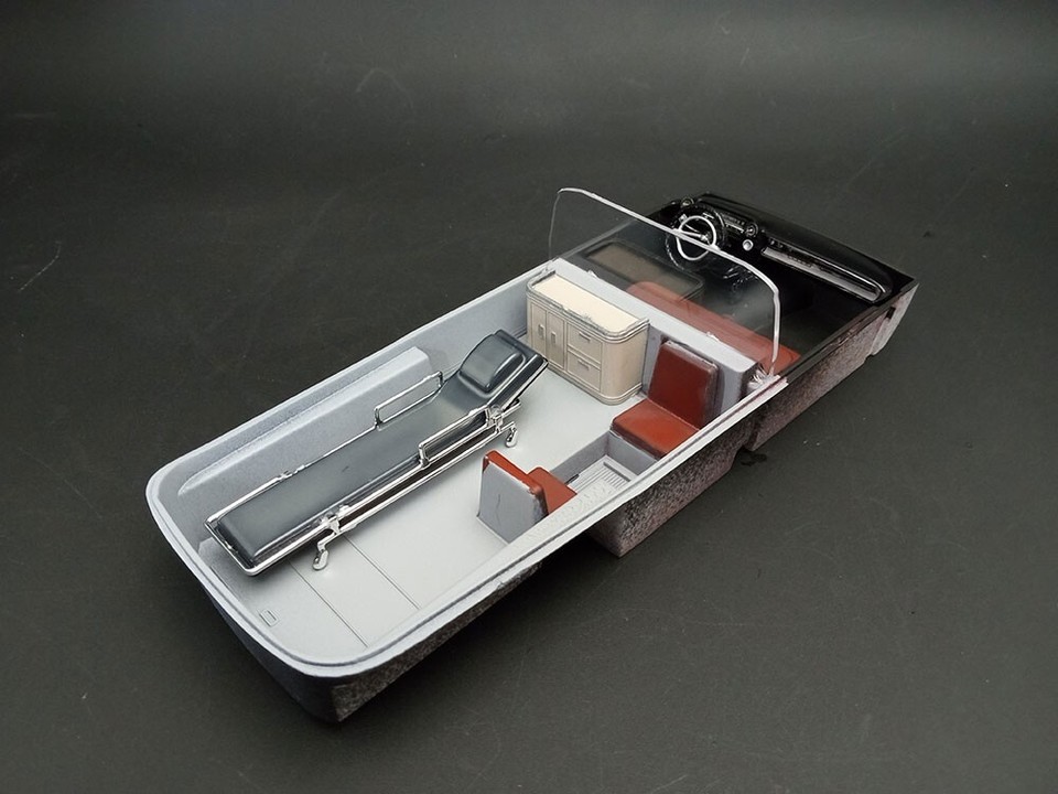 AMT NEW Model Kit '59 Cadillac Ambulance Includes ALL-NEW GURNEY 1:25 ...