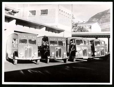 Fotografie GUY LKW, LKW Flotte der Firma Duens Bread auf dem Firmenhof ...