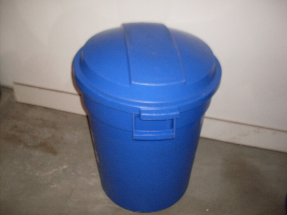 Blue 32 gal Recycle Plastic Can w/lid. Use for bulk storage/recycle ...