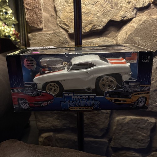Muscle Machines 1/24, 1969 CAMARO, white, Huggar Orange SS Stripes, In ...