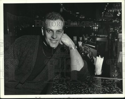 1989 Press Photo Arm wrestler Fred Decker at Albany, NY bar On The ...