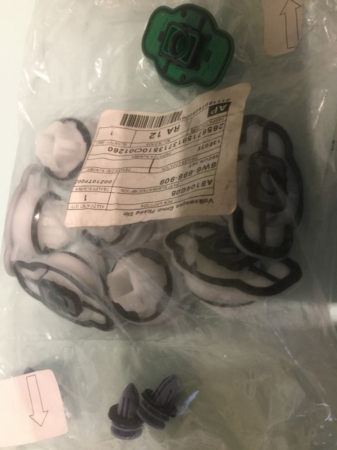 8W6898909 - Genuine Audi A5 2017 Trim Clips Securing Set for Side Trims ...