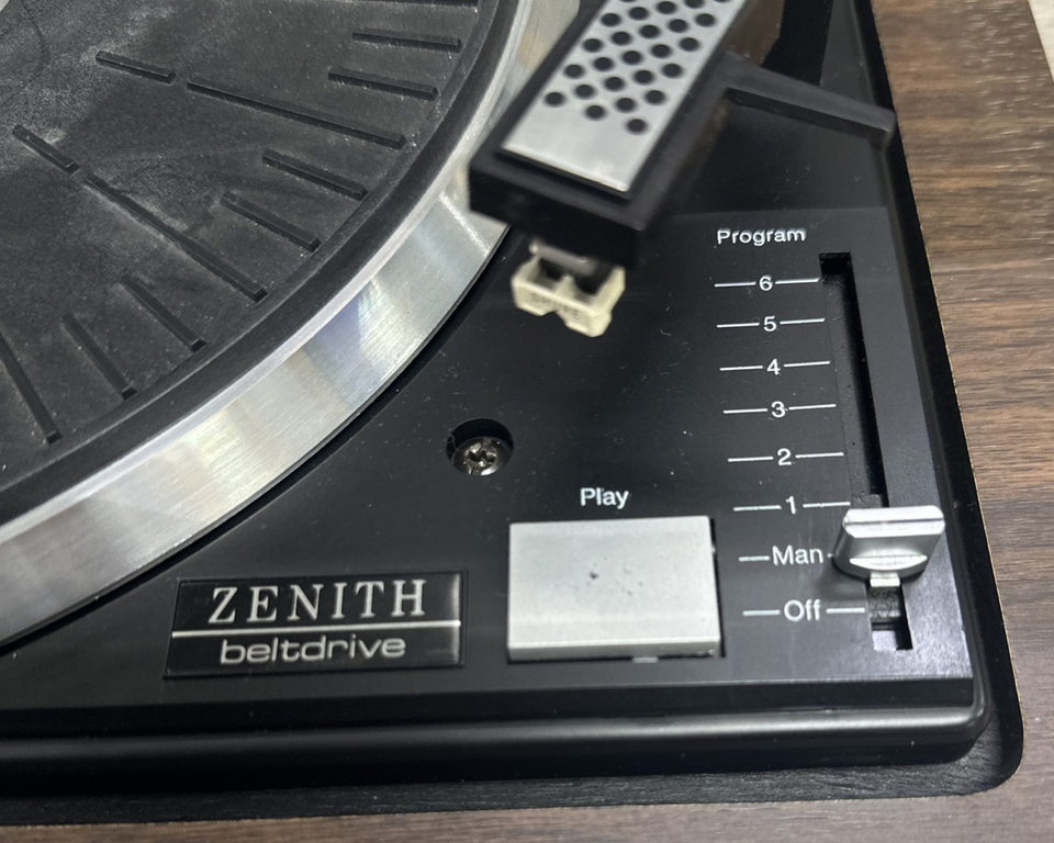 Vintage Zenith Turntable Record/Radio/Cassette Player AC 120V 60Hz ...