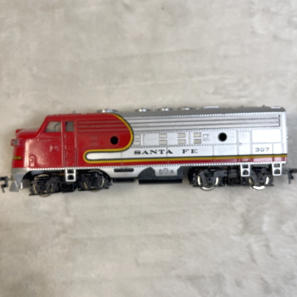 Bachmann Train Parts ~ Lot/ 4 Santa Fe 307 Locomotive Train & 3 Cars HO ...