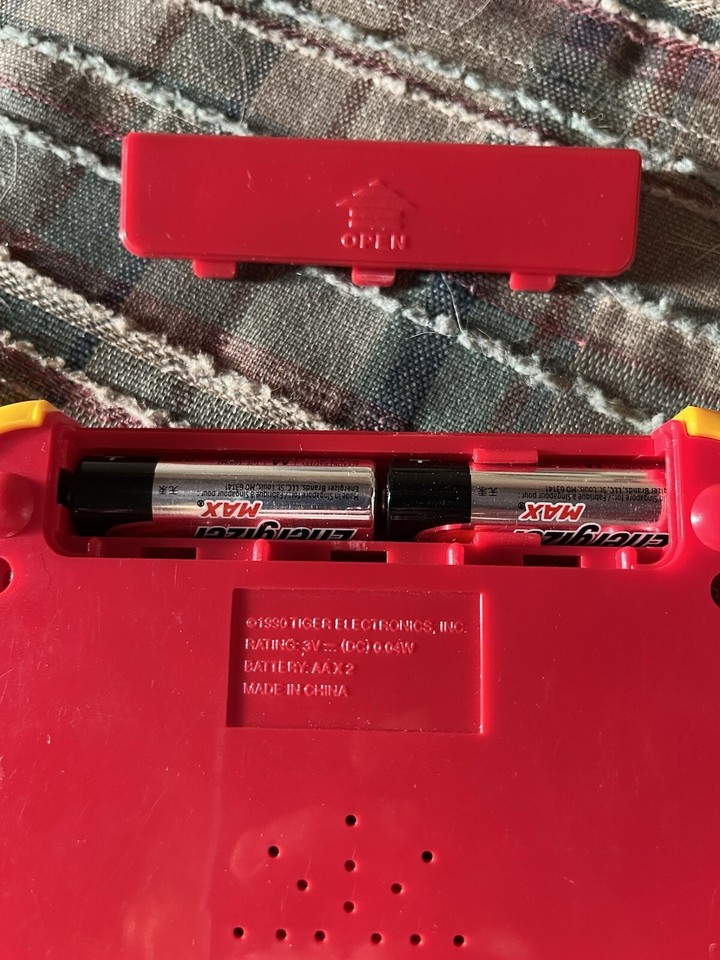 Walt Disney’s Aladdin Vintage Tiger Electronic Handheld Game Genie ...