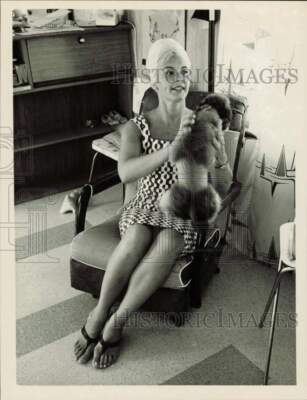 1962 Press Photo Pro wrestler Penny Banner plays with her pet dog at ...