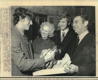 1972 Press Photo Senator & Mrs. Hartke present birthday gift to son ...