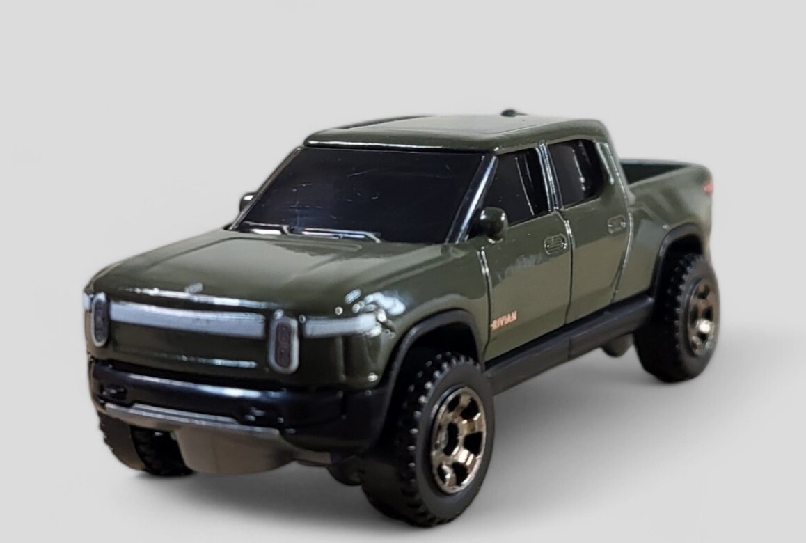 RIVIAN R1T Diorama Collectible DieCast Model Truck EV 1:64 Green LOOSE ...