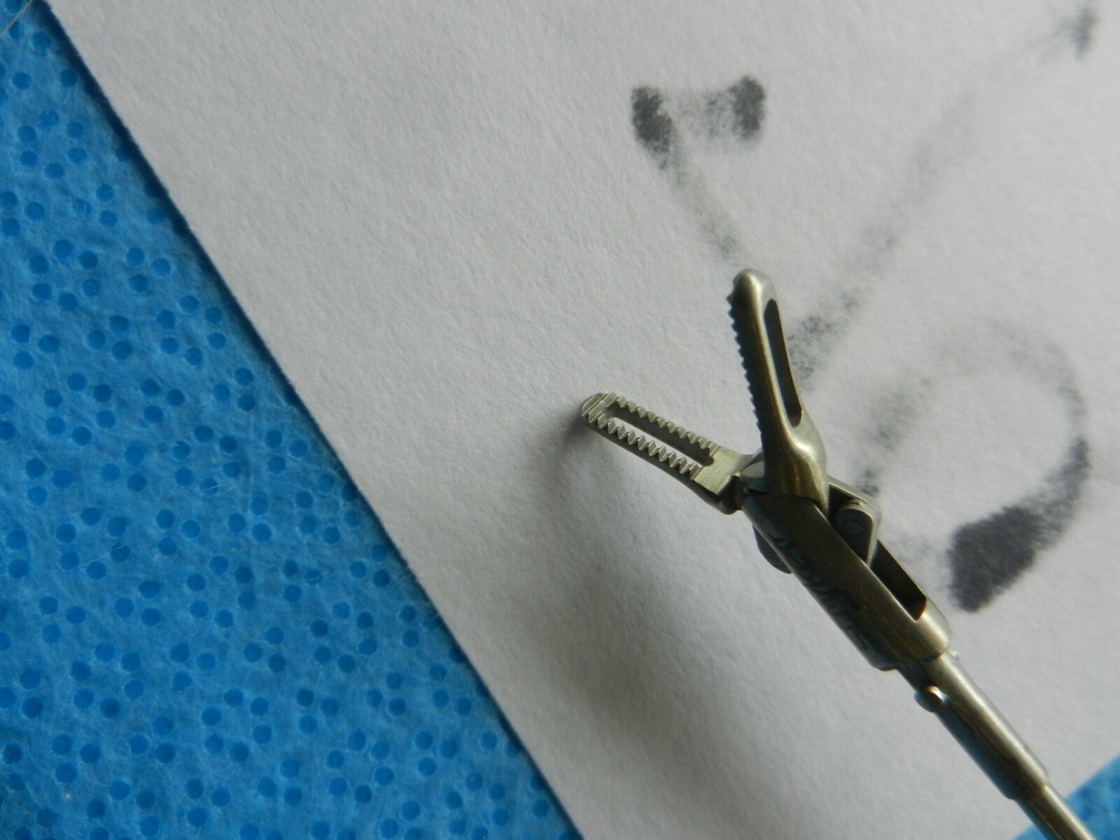 Stryker Surgical Laparoscopic 5mm 40cm Fenestrated Grasper Insert 250 ...