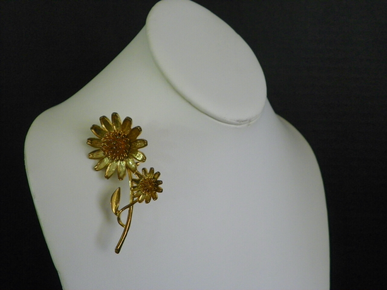 Vintage Flower Pin Gold Foil Petals and Wire Work Cen… - Gem