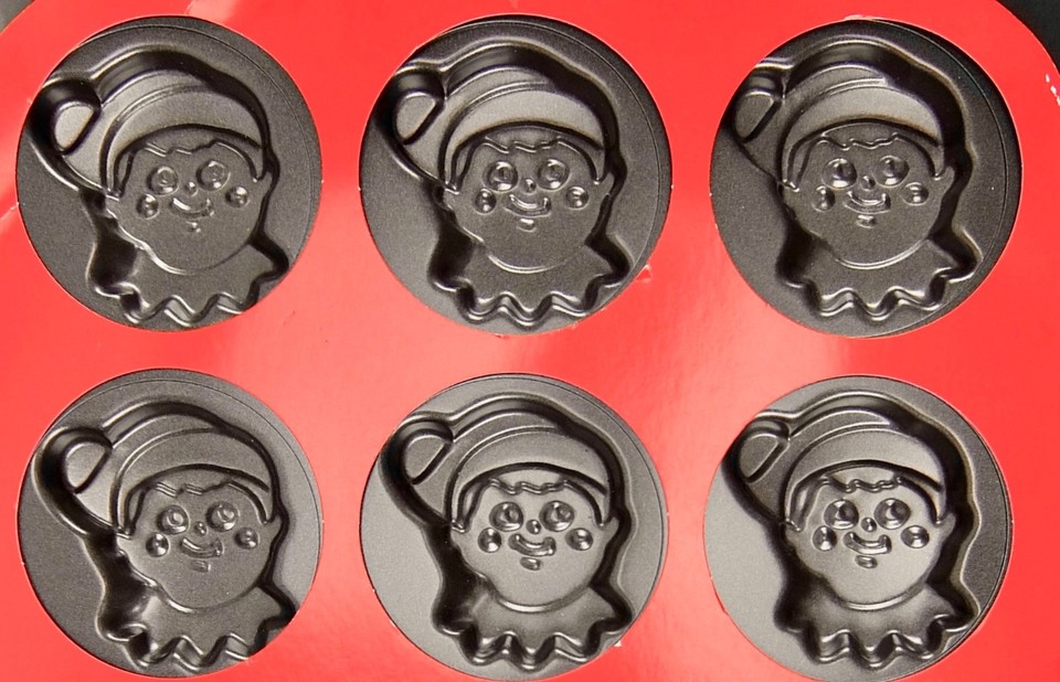 Wilton Christmas Cookie Mold Pan Elf on the Shelf Nonstick Makes 12 ...