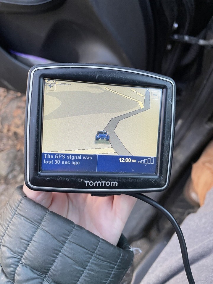 TomTom GPS Navigation System N14644 Tom Tom W/ Car Charger Mount ...