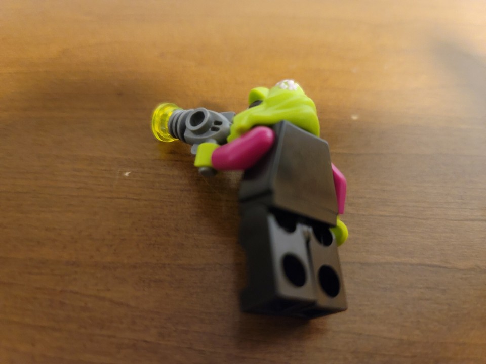 Lego Alien Trooper Minifigure w/ray gun Space Alien Conquest Excellent ...