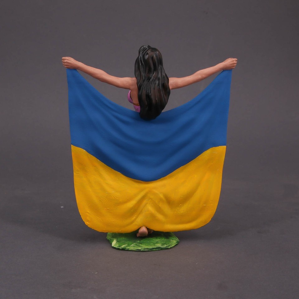 Scale Figure painted Girl Woman with ukrainian flag 1:18 S200-Z10A | eBay