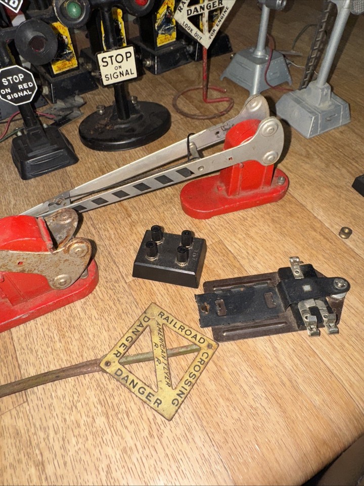 Lot Of O Gauge Marx Lionel Trains Crossing Railroads Signals Signal ...