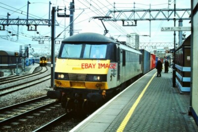 PHOTO CLASS 90 NO 90 042 IN FREIGHTLINER TWO-TONE GREY LIVERY PAUSES AT ...