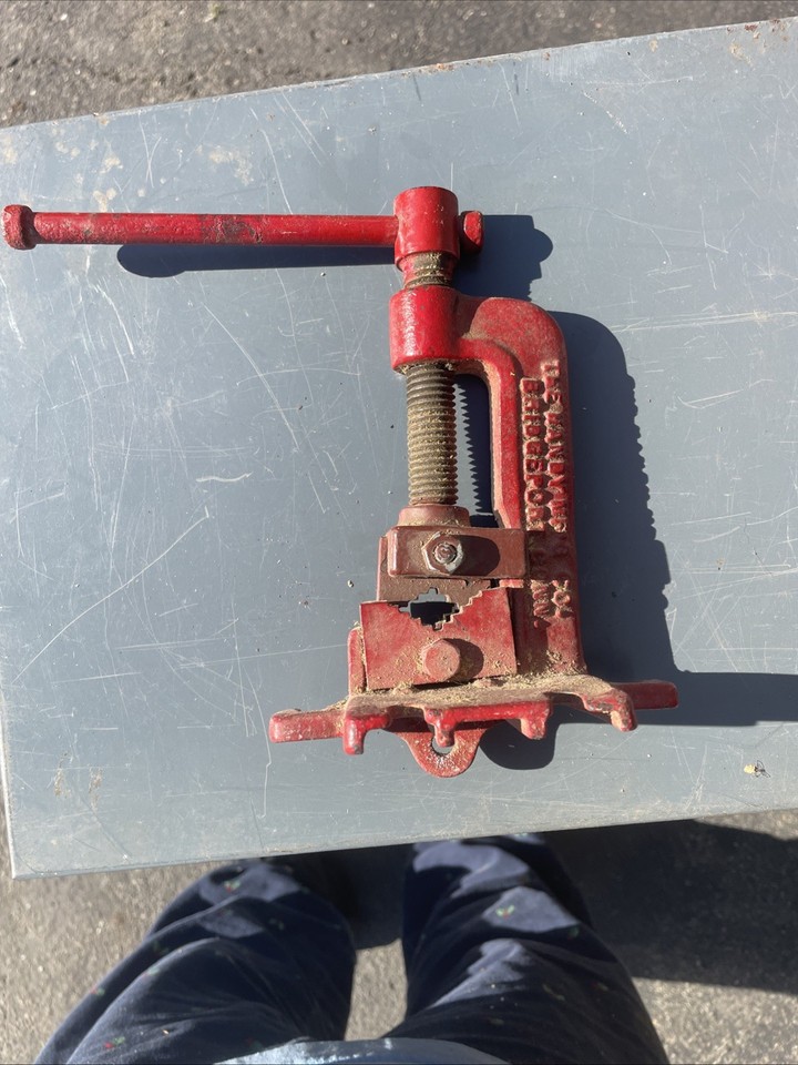 Small Vintage Pipe Vise Handy Mfg Co Bridgeport CT 1 1/4” Jaw 3” Clamp ...