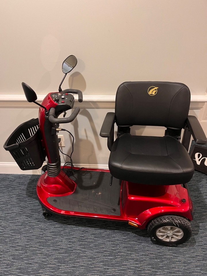 GOLDEN TECHNOLOGIES ® COMPANION TM II 4-WHEEL SCOOTER FULL-SIZE GC440 ...