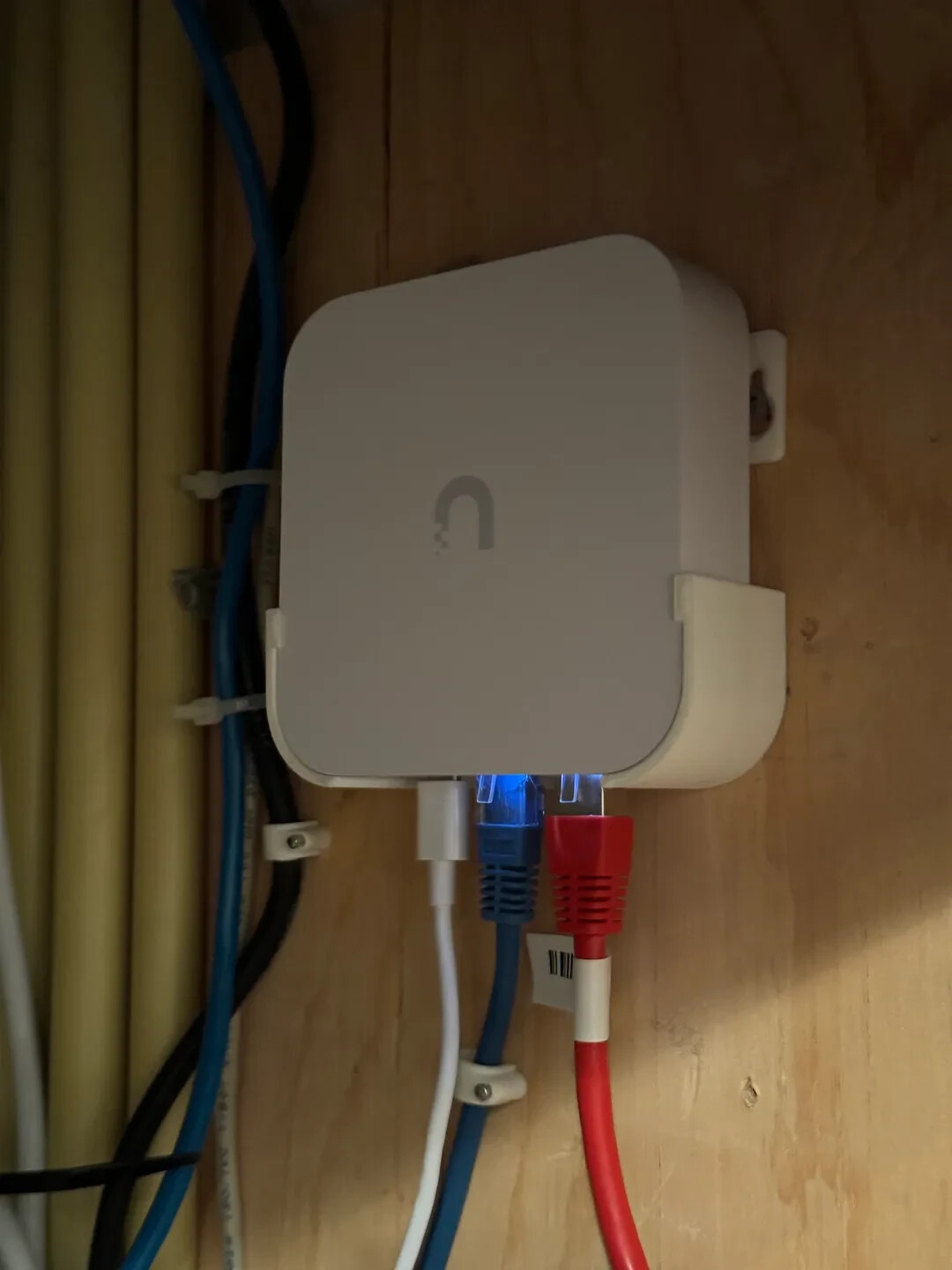 Ubiquiti UniFi Gateway Lite (UXG-Lite) / UniFi Express (UX) Wall Mount ...