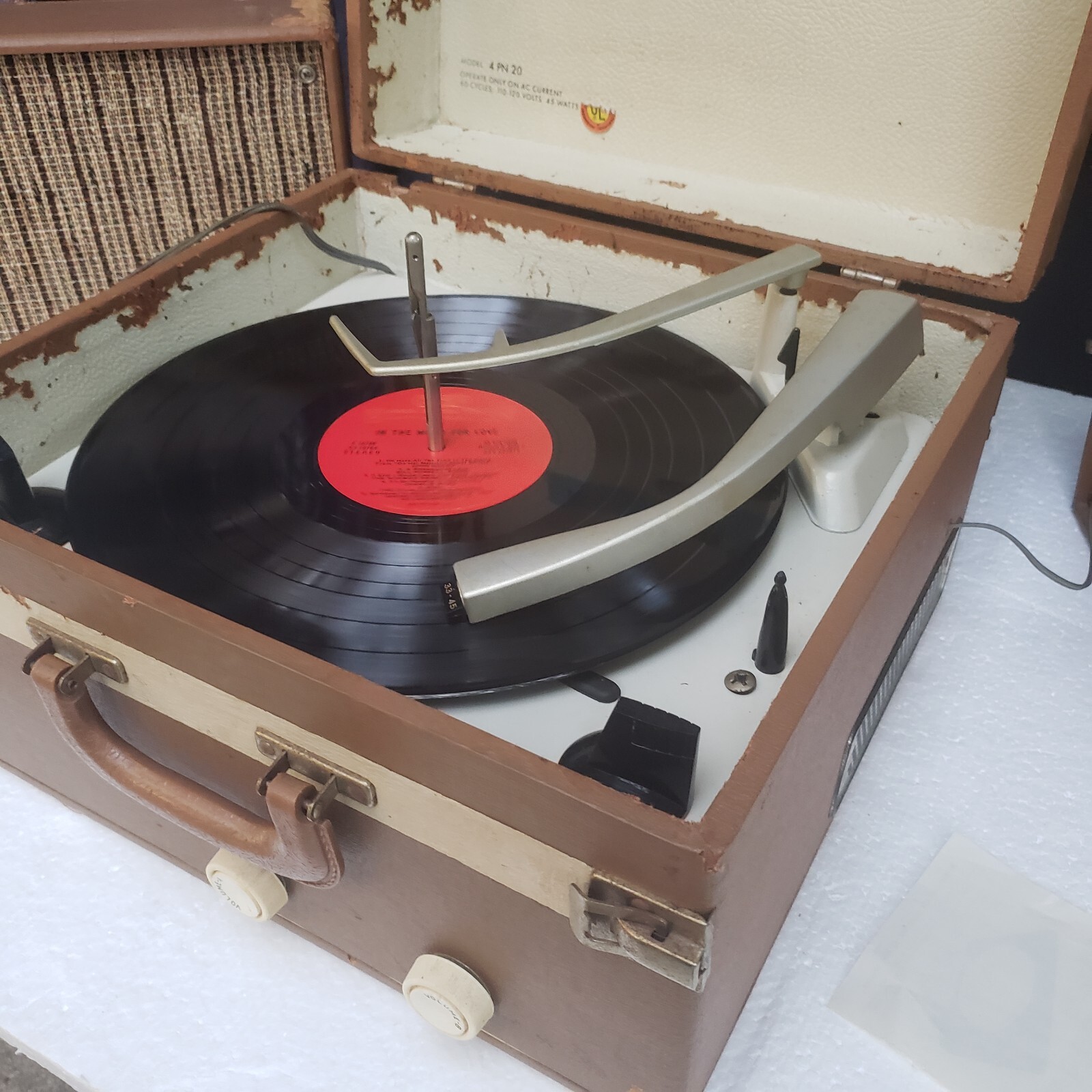 VINTAGE PORTABLE SYMPHONIC RECORD PLAYER MODEL 4 PN 20. READ ...