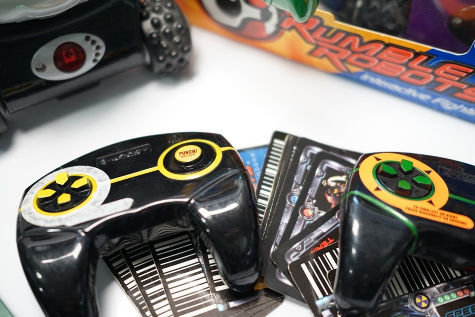 RUMBLE ROBOT 3 Robots, 2 Remotes, 14 Cards - TESTED Me Fisto, Bitor ...