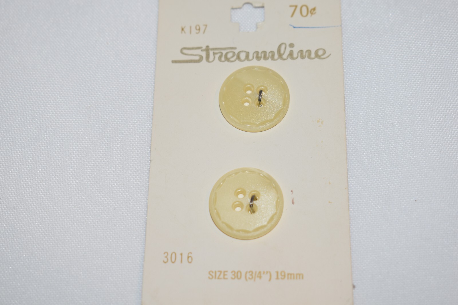 Streamline 4-Hole Round Buttons on Card Size 30 3016 K197 19mm 3/4 inch ...