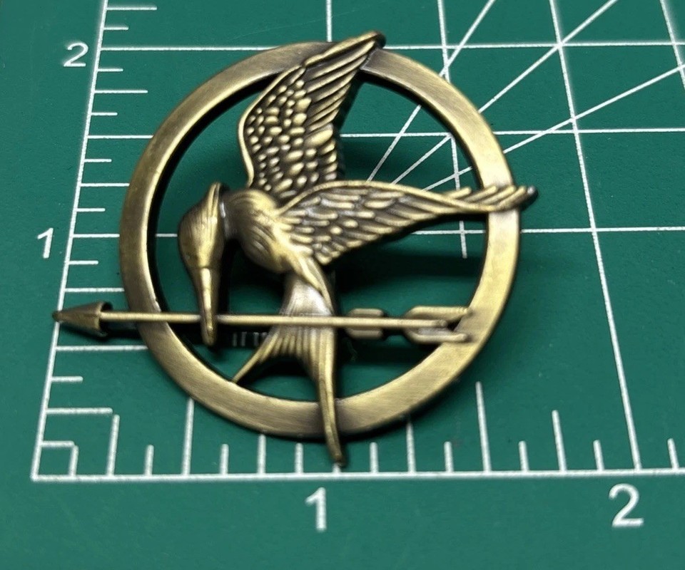 THE HUNGER GAMES MOCKINGJAY SYMBOL LGF SOUVENIR METAL LAPEL HAT COAT ...