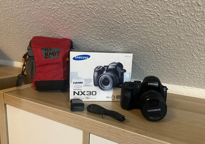 Samsung NX NX30 20.3MP Digitalkamera - Schwarz (Kit mit OIS 18-55mm ...