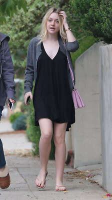 Dakota Fanning Hand On Head 8x10 Picture Celebrity Print | eBay