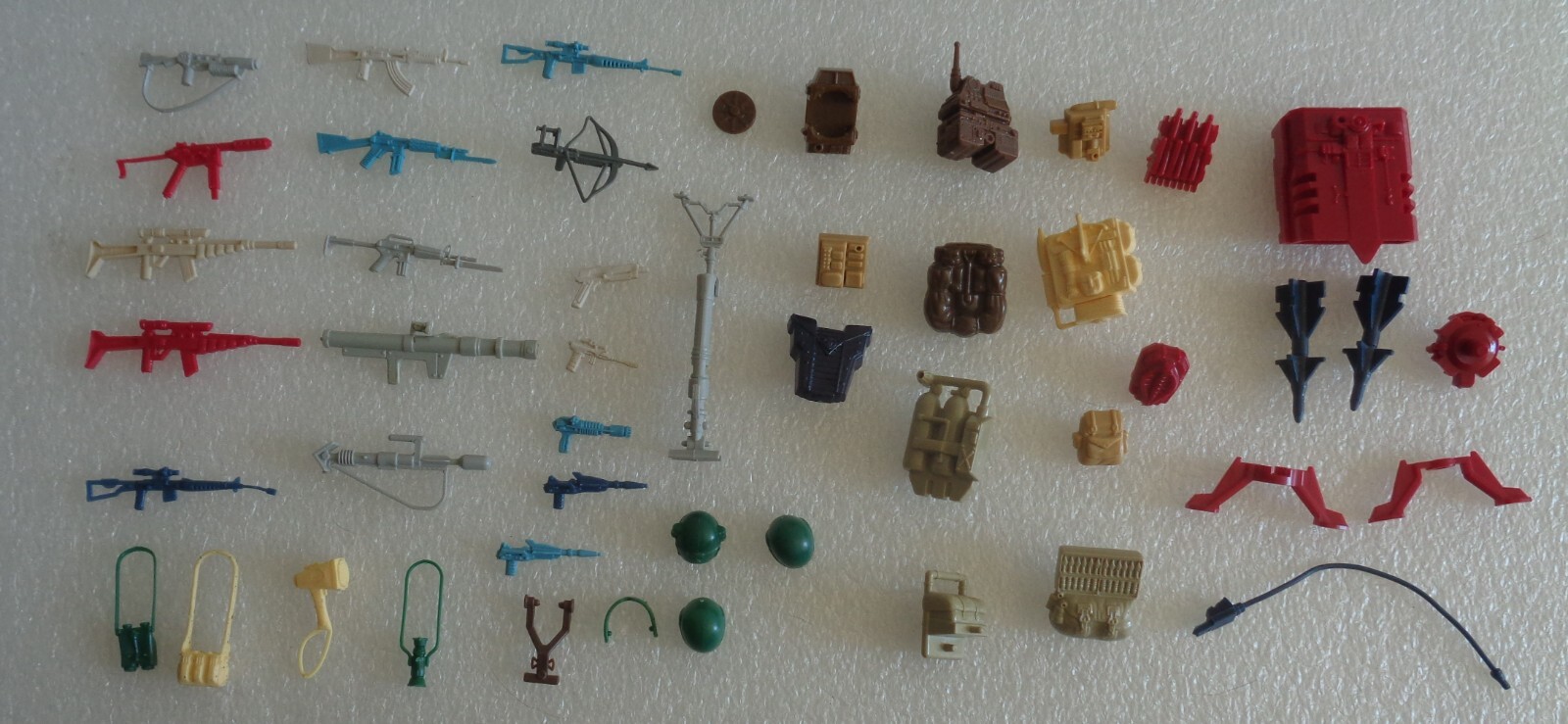 VINTAGE HASBRO GI JOE ACCESSORY PACK LOT APPROX 50 PARTS GUNS BACKPACKS ...
