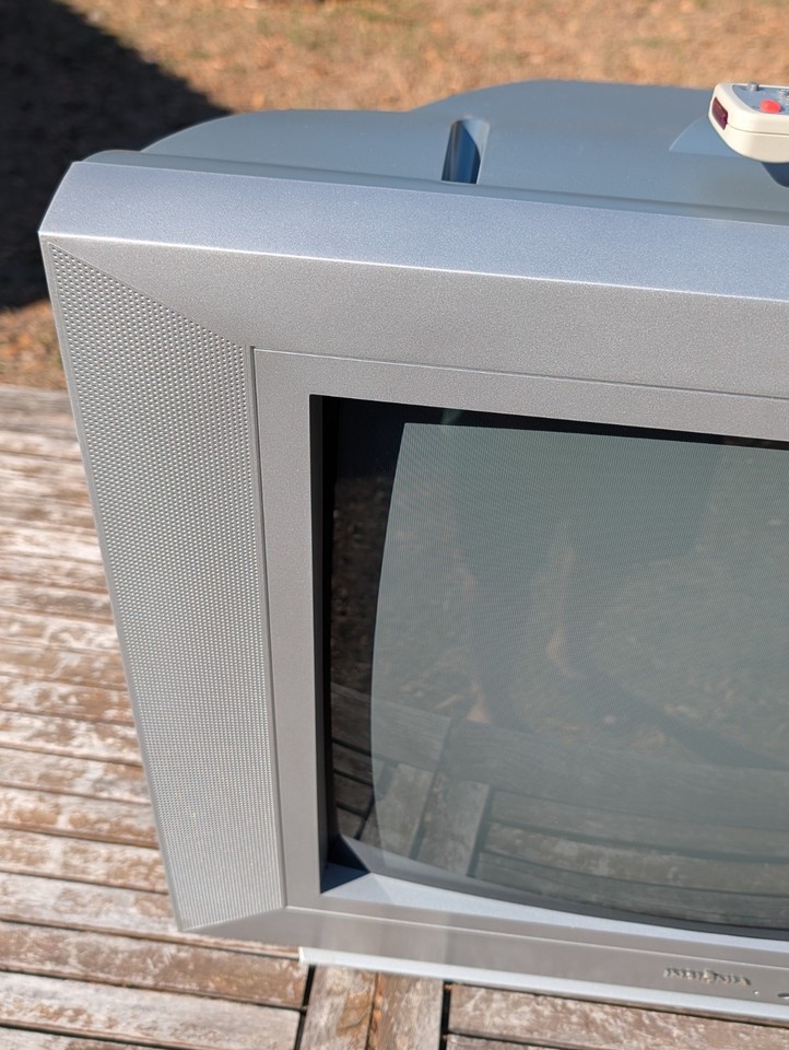 Insignia 20" IS-TV040919 Component S-Video Stereo Curved 2005 CRT TV w ...