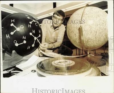 1970 Press Photo David Buhl shows a molecular drawing at observatory in ...