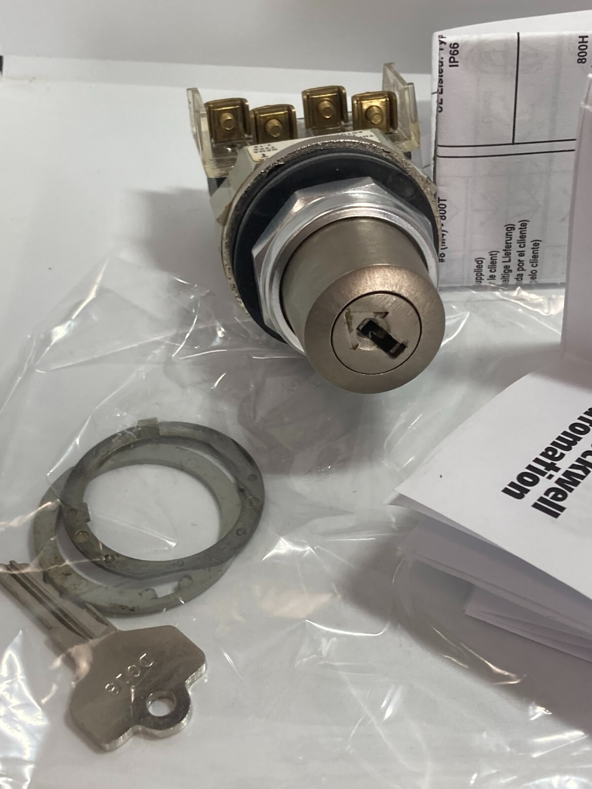 ALLEN BRADLEY 800T-H32A SELECTOR SWITCH 2 POS KEY REM FROM RIGHT 1NO ...