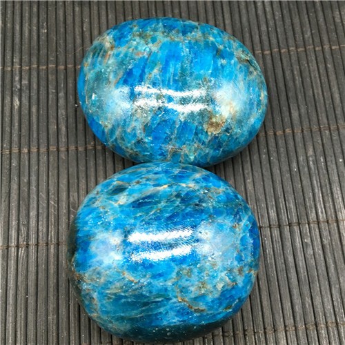 291g Coarsely polished mineral samples of blue-green apatite crystals ...