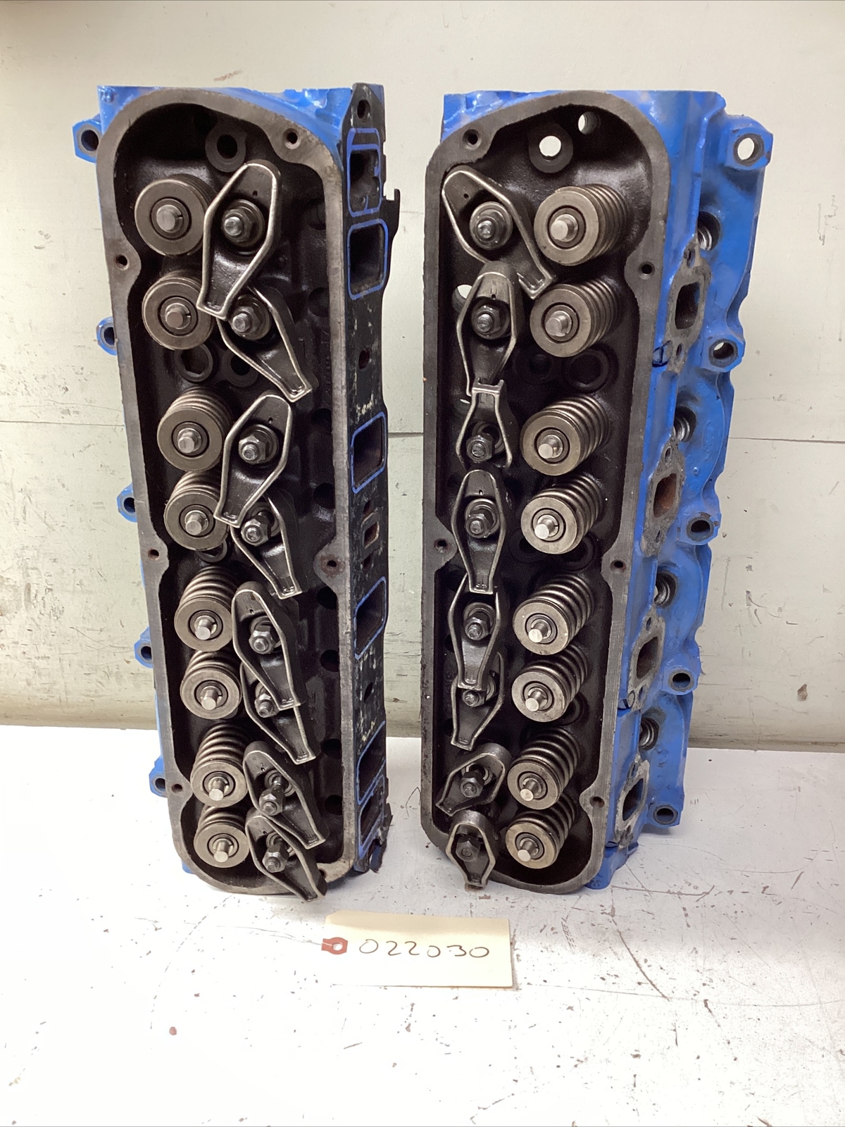 1972 / 1974 FORD 302 CYLINDER HEAD UNMATCHED SET D2OE-BA / D0OE-B ...