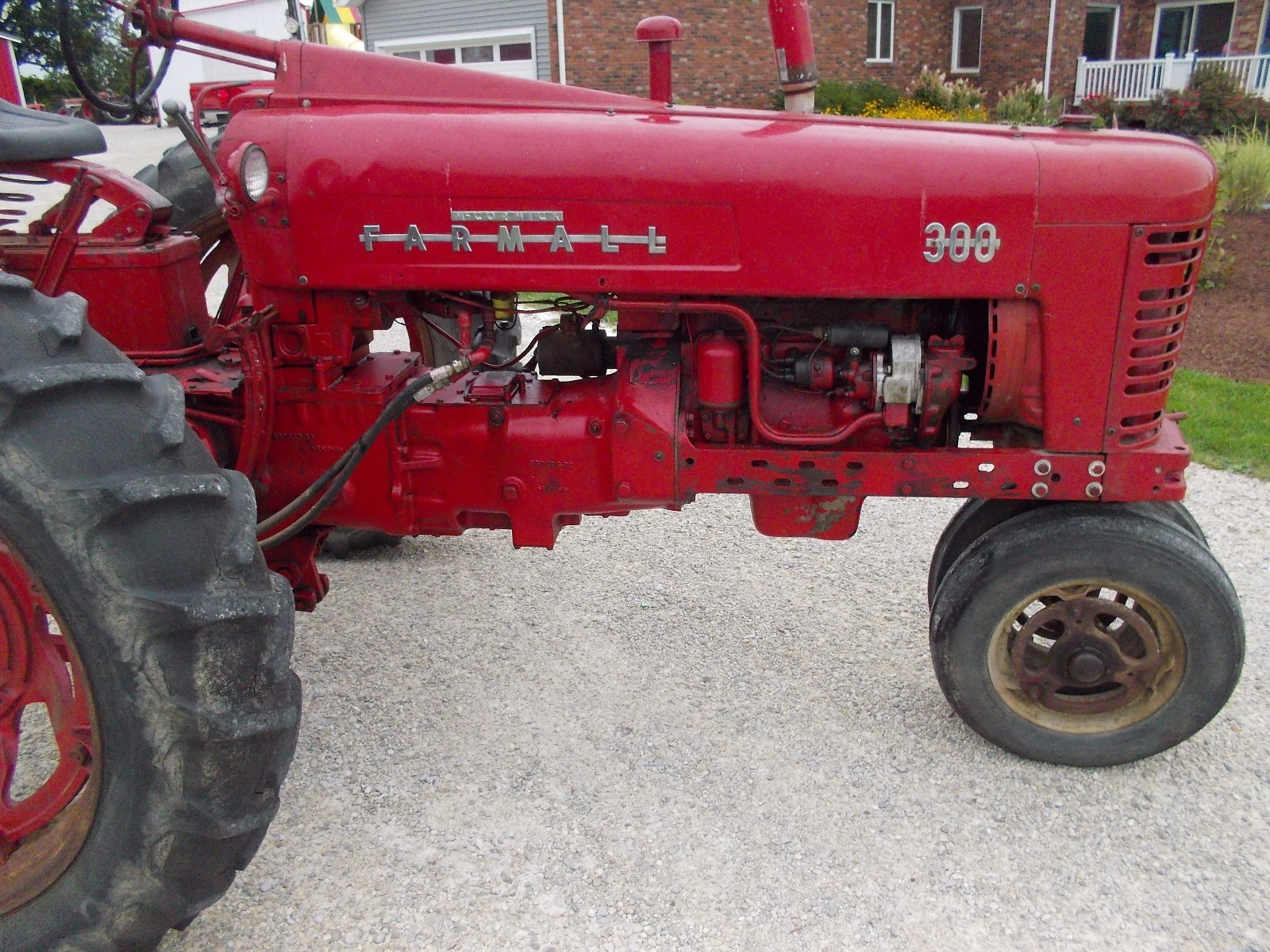 Farmall 300 Ih IHC tractor runs good Live pto fasthitch Live hydraulics ...
