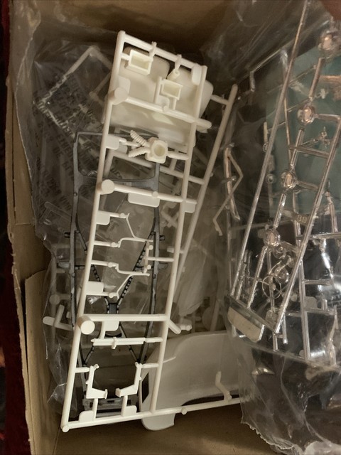 Revell 85-2163 1/25 1948 Ford Deluxe Convertible Model Car Mountain ...