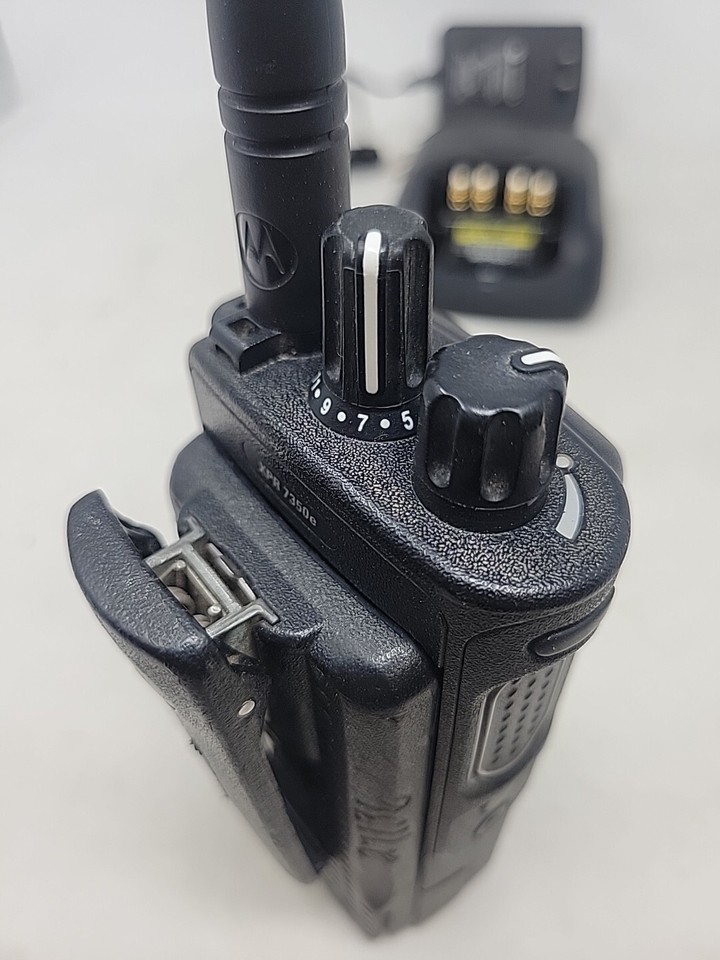 Motorola Xpr7350e AAH56RDC9RA1AN With Charger *Works But Needs New ...