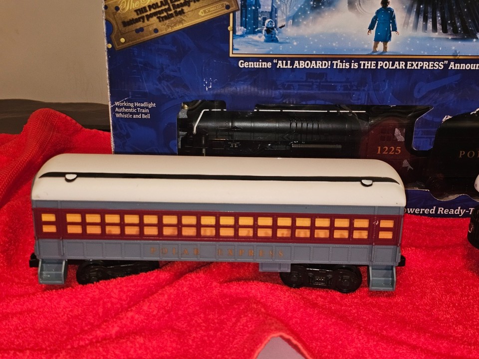 Lionel Polar Express 7-11824 New In Damaged Box + 2 Extra Passenger Cars | eBay