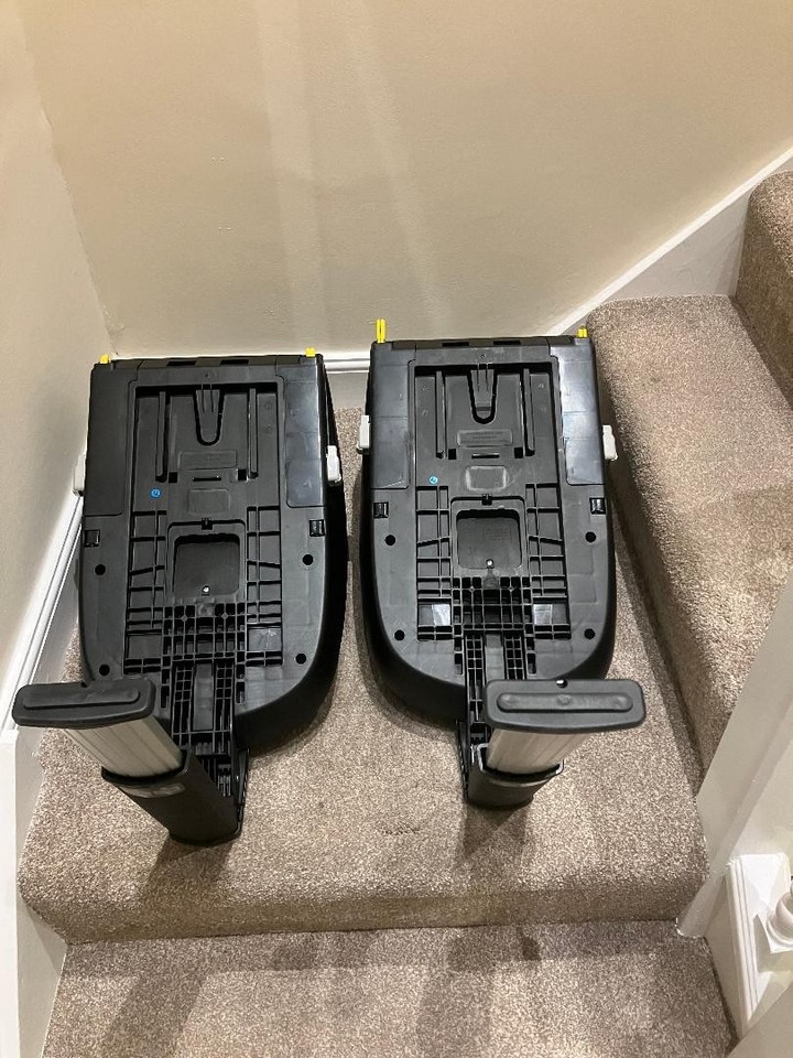Two Maxi Cosi 2Way Fix Isofix Car Seat Bases both in Excellent ...