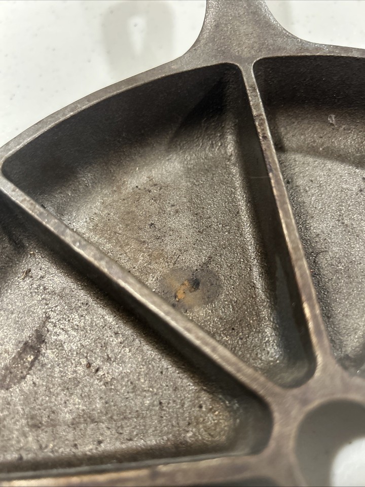 Vintage Cracker Barrel Cast Iron Cornbread Skillet 9" Divided 8 Slice ...