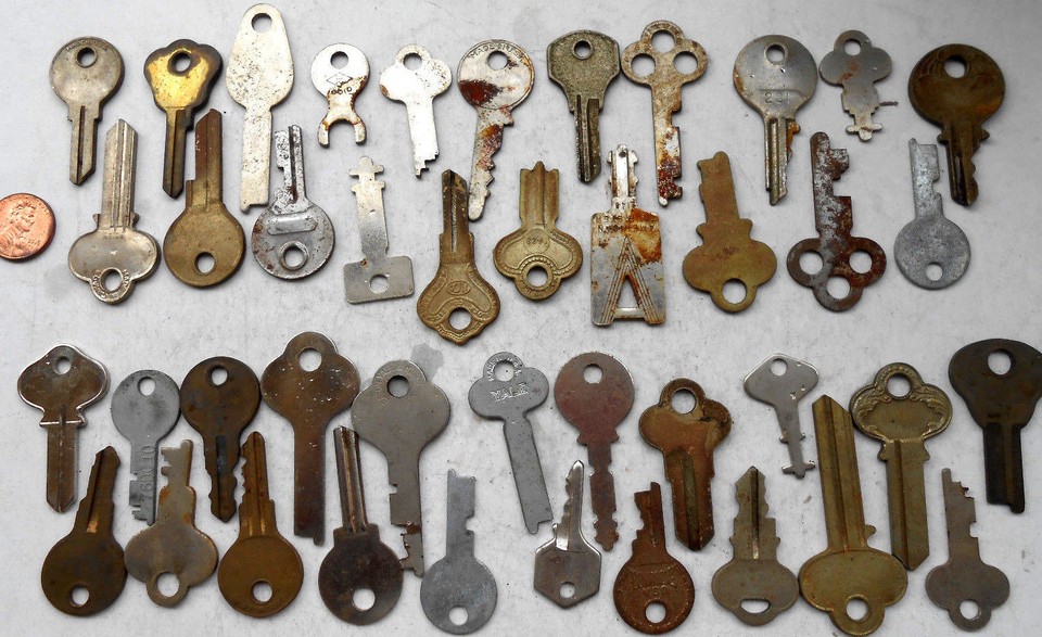 LOT OF (35) ANTIQUE AND VINTAGE FLAT STEEL KEYS OLD LOCK,PADLOCK,TRUNK ...