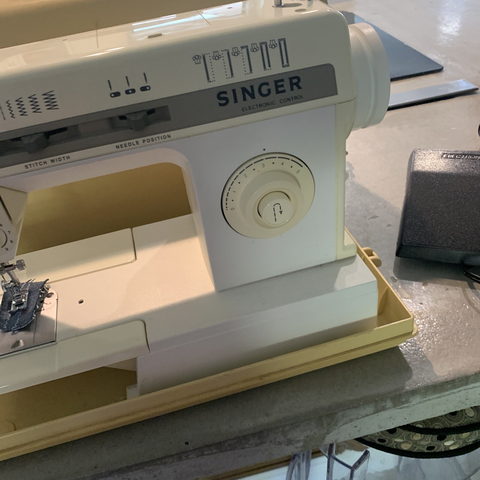 SINGER Sewing Machine - Model 2502C w/ Foot Pedal & Case Tested ...