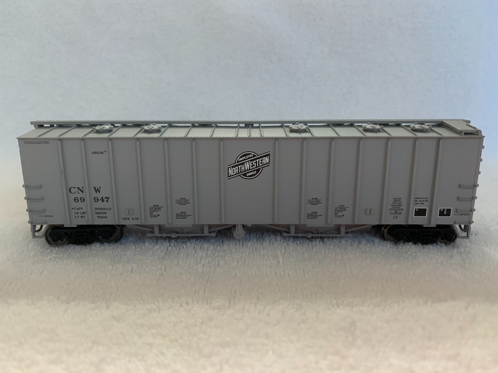 Walthers Goldline #932-3721 HO Scale CNW 50' Airslide Covered Hopper ...