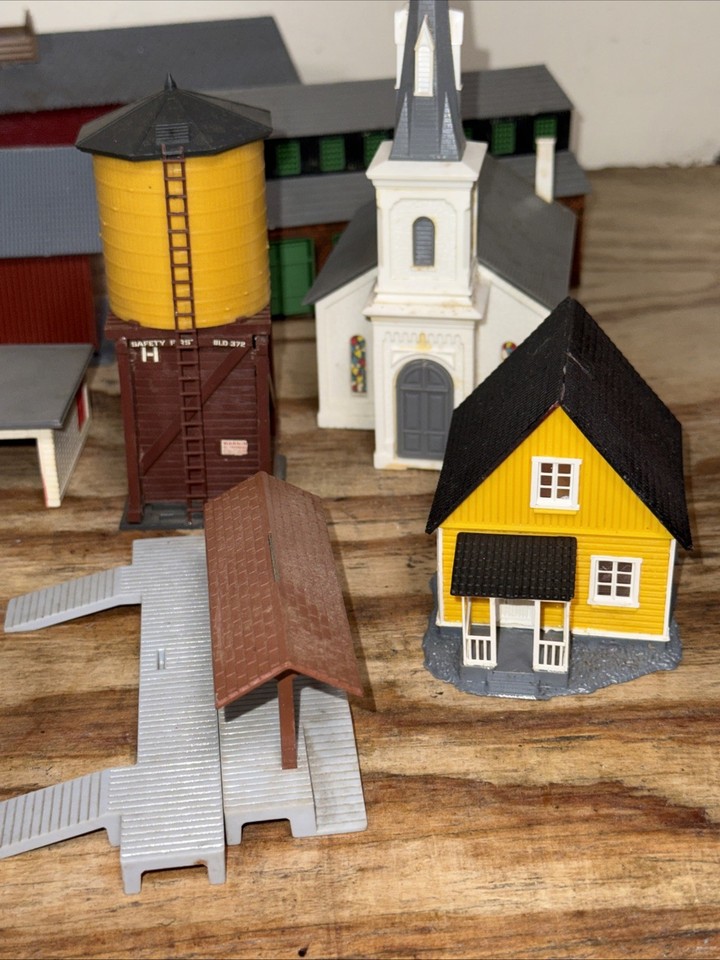 Vintage HO SCALE Cars Town Buildings Lot Toy Train Scenery Built Up ...