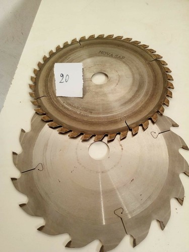 2 lame, una da 25 cm, una da 22 cm, foro diametro 30 mm. 1 NUOVA – 1 DA AFFILARE