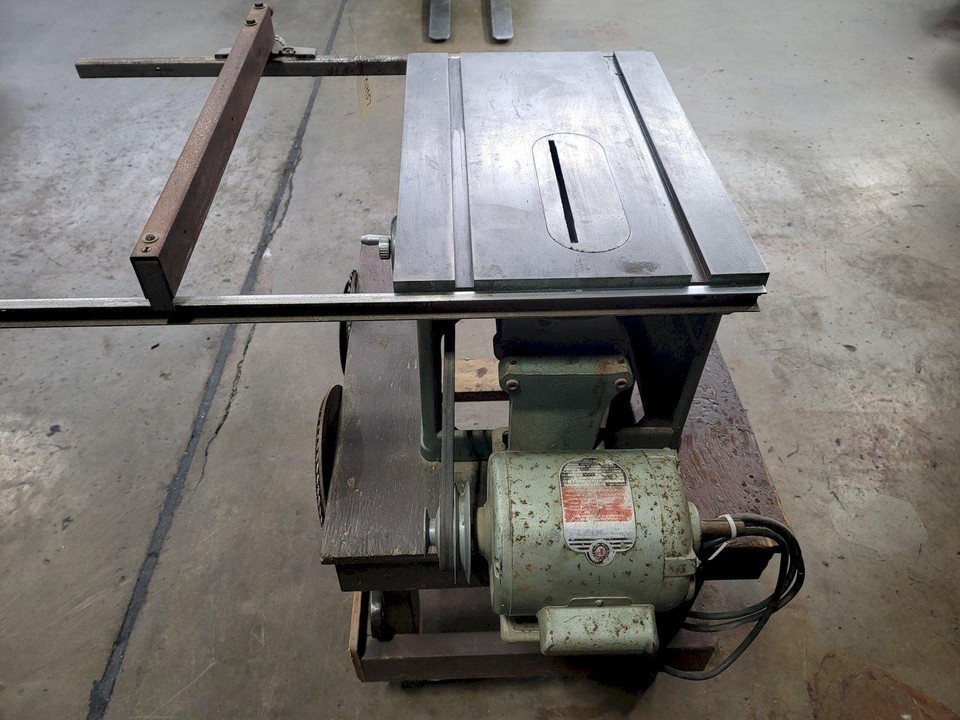 10" Delta Rockwell Table Saw, Model 34-600, Miter Gauge, 3/4 HP Motor ...