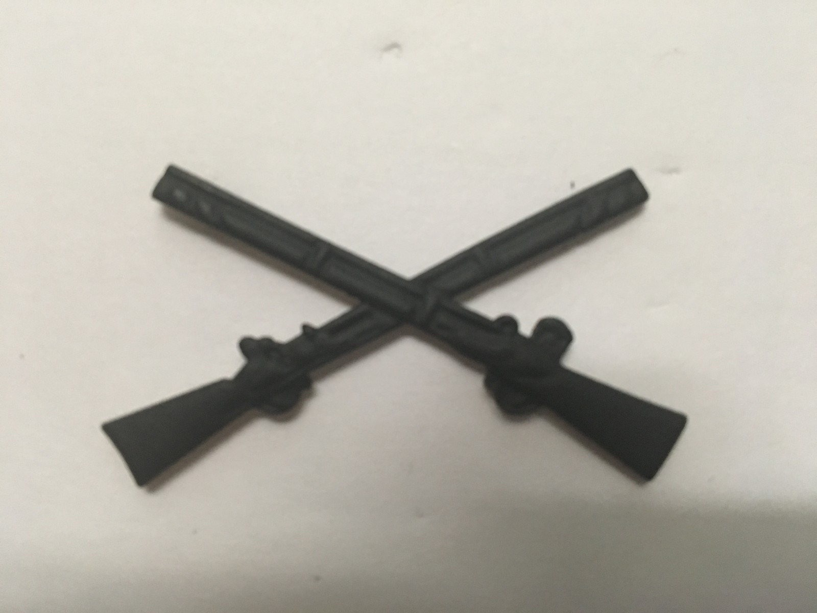 US ARMY INFANTRY LARGE BLACK SUBDUED CROSSED RIFLES HAT PIN MEASURES 1 ...